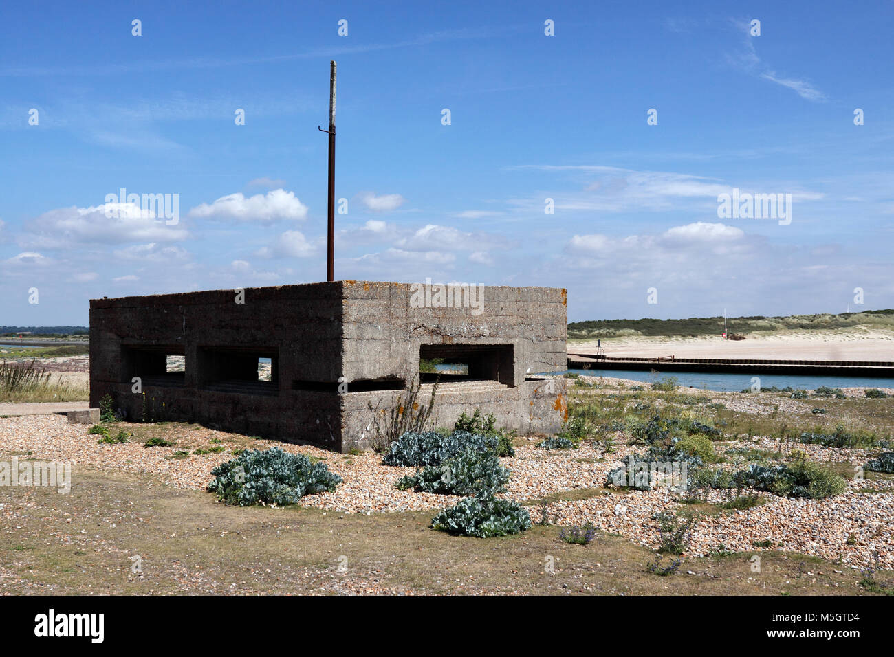 WORLD WAR 2 VICKERS MACHINE GUN PILLBOX MMG. BUILT 1942. RYE HARBOUR ...