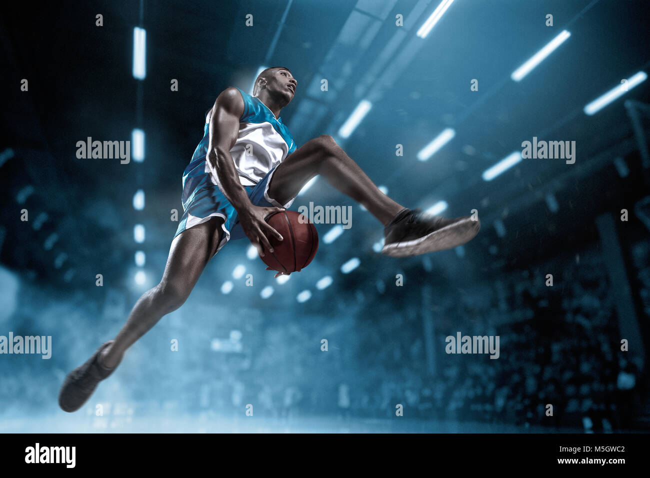 Basketball player making slam dunk hi-res stock photography and images ...