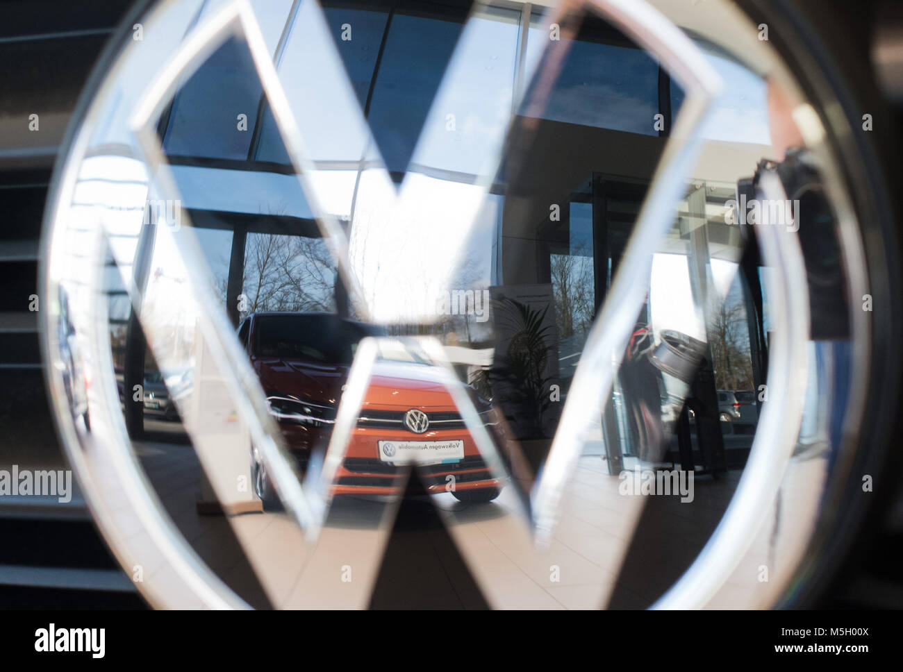 23 Febuary 2018, Germany, Hanover: A new VW car is mirrored in the VW ...