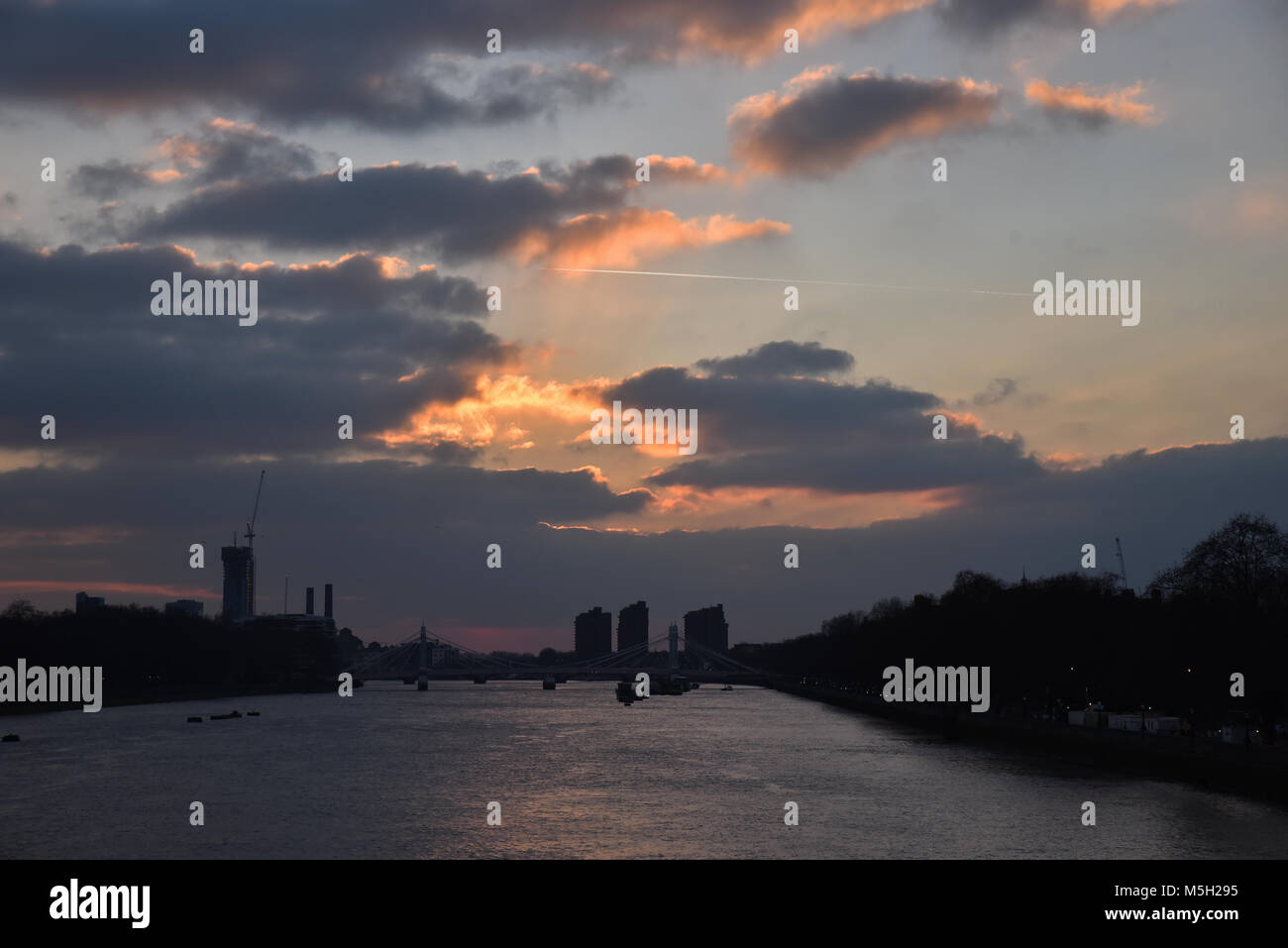 Chelsea Bridge, London, UK. 23rd February 2018. UK Weather. The sunsets ...