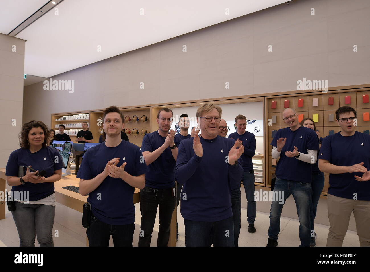 Apple store vienna hi-res stock photography and images - Alamy