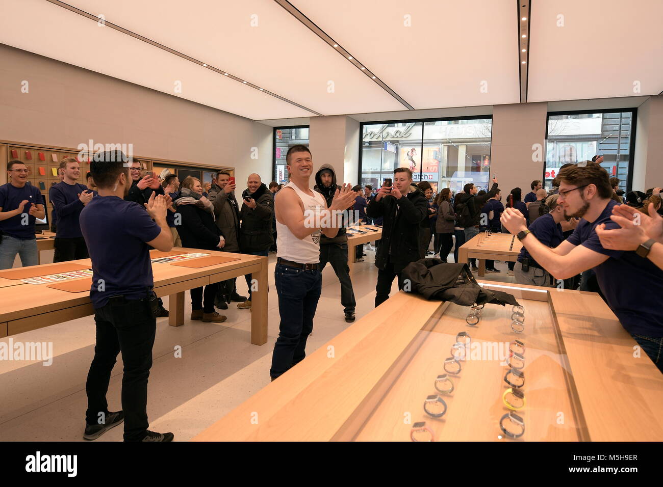 Apple store vienna hi-res stock photography and images - Alamy