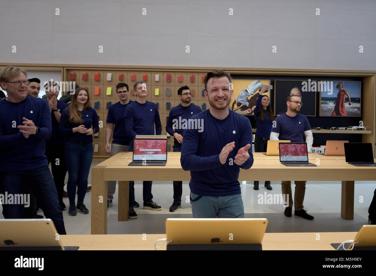 Apple store vienna hi-res stock photography and images - Alamy