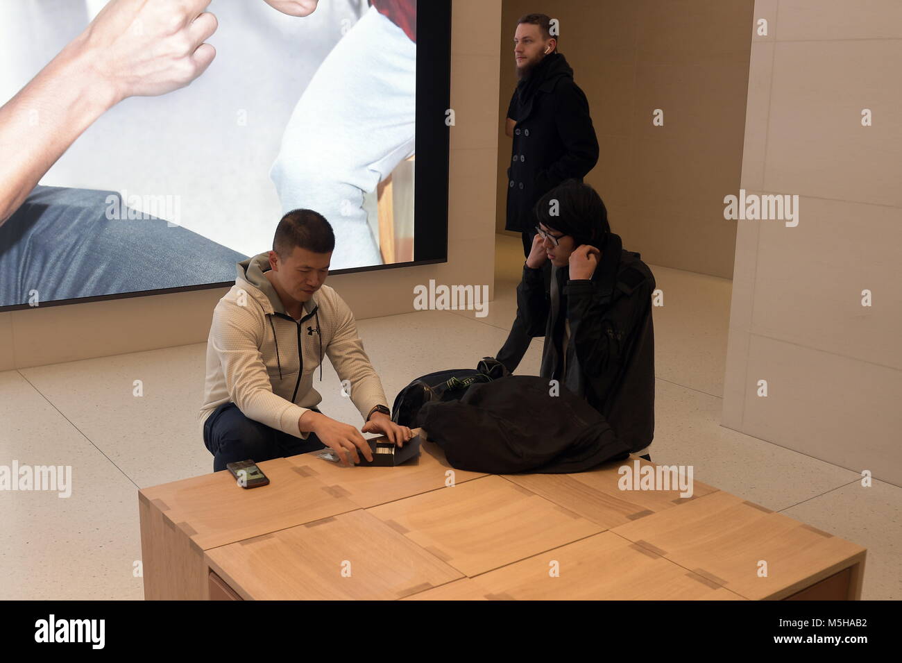 24 hours opening hi-res stock photography and images - Alamy