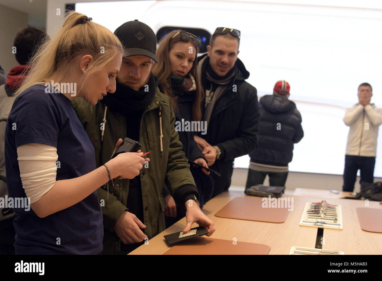 Apple store vienna hi-res stock photography and images - Alamy