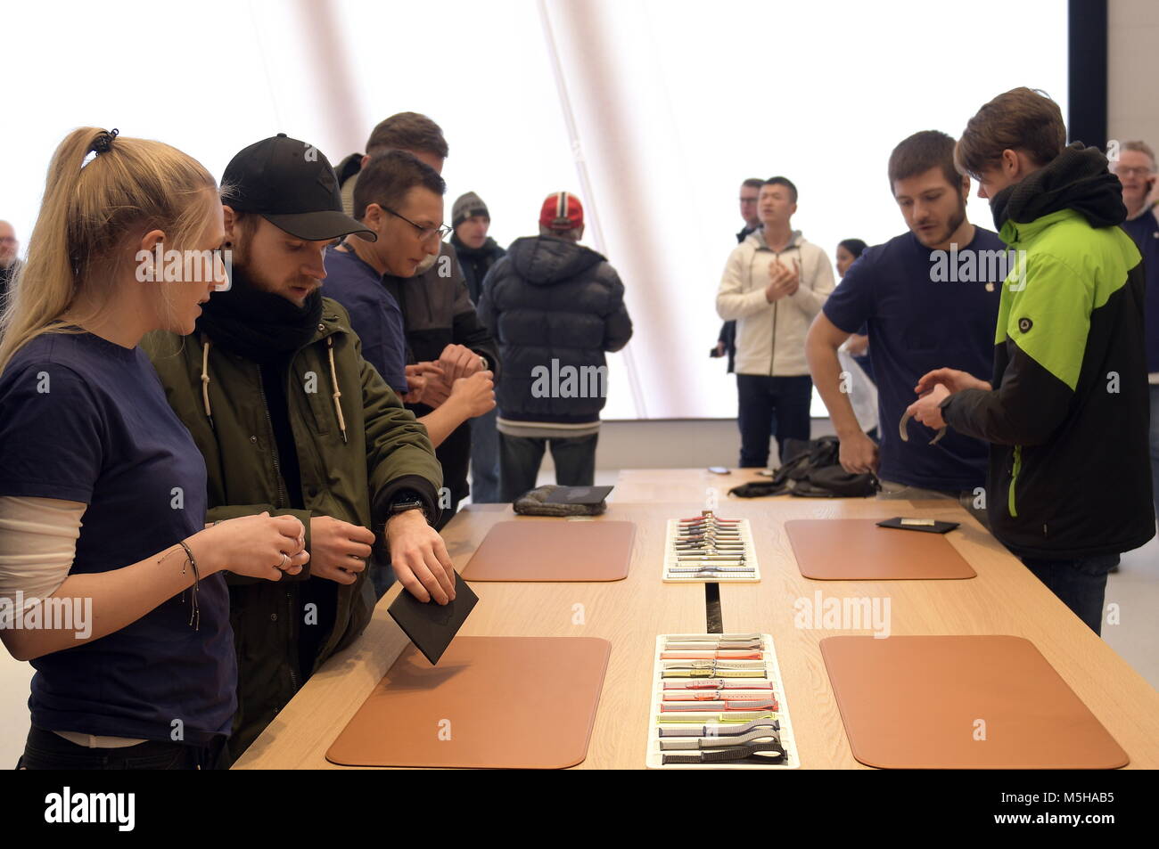 Apple store vienna hi-res stock photography and images - Alamy