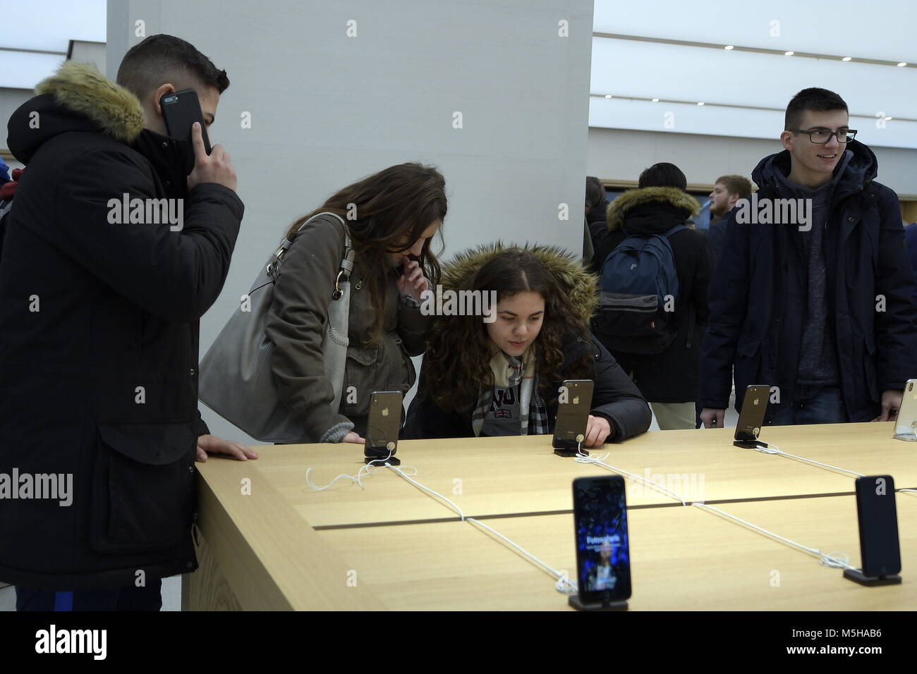 Apple store vienna hi-res stock photography and images - Alamy