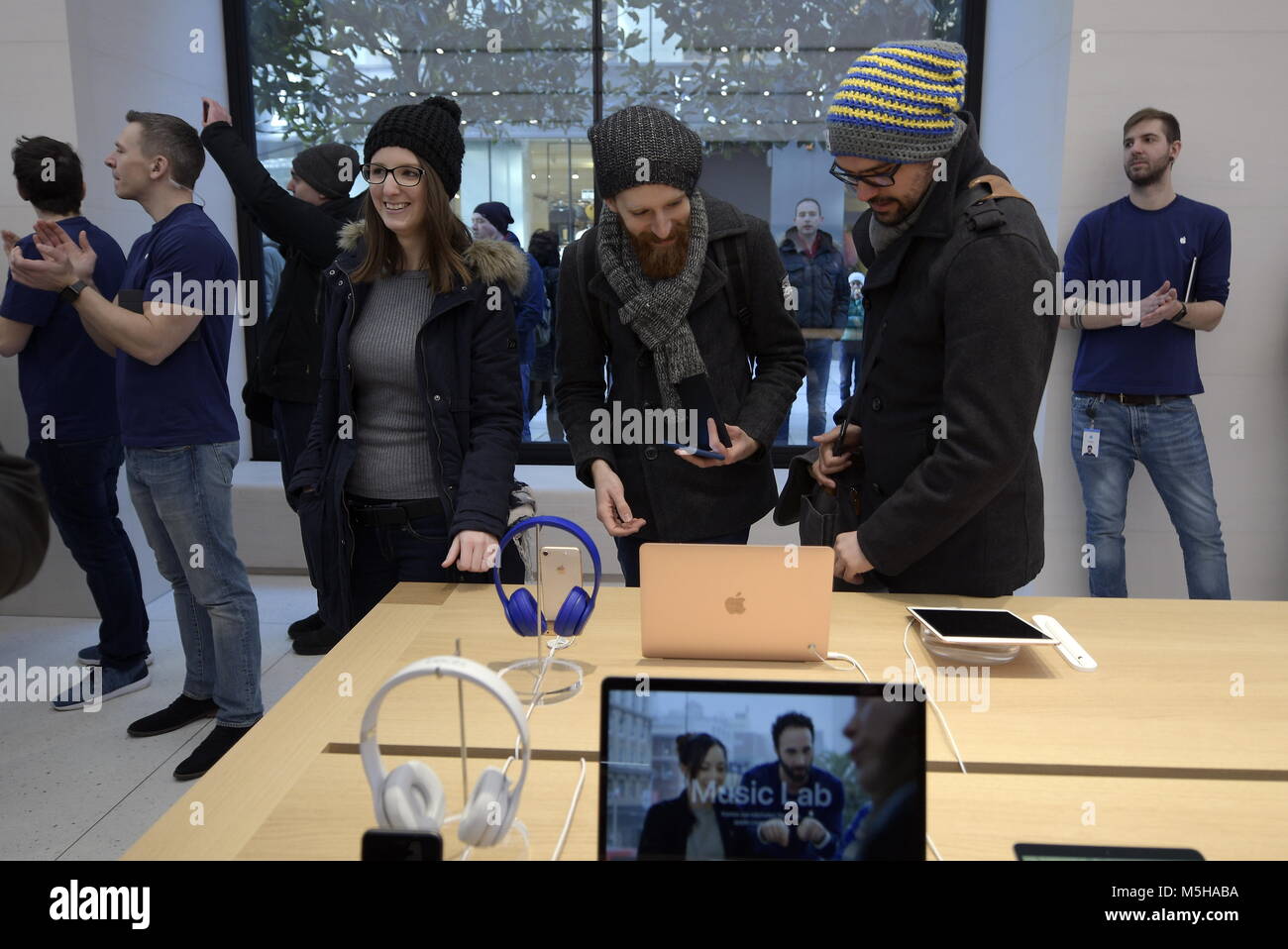 Apple store vienna hi-res stock photography and images - Alamy