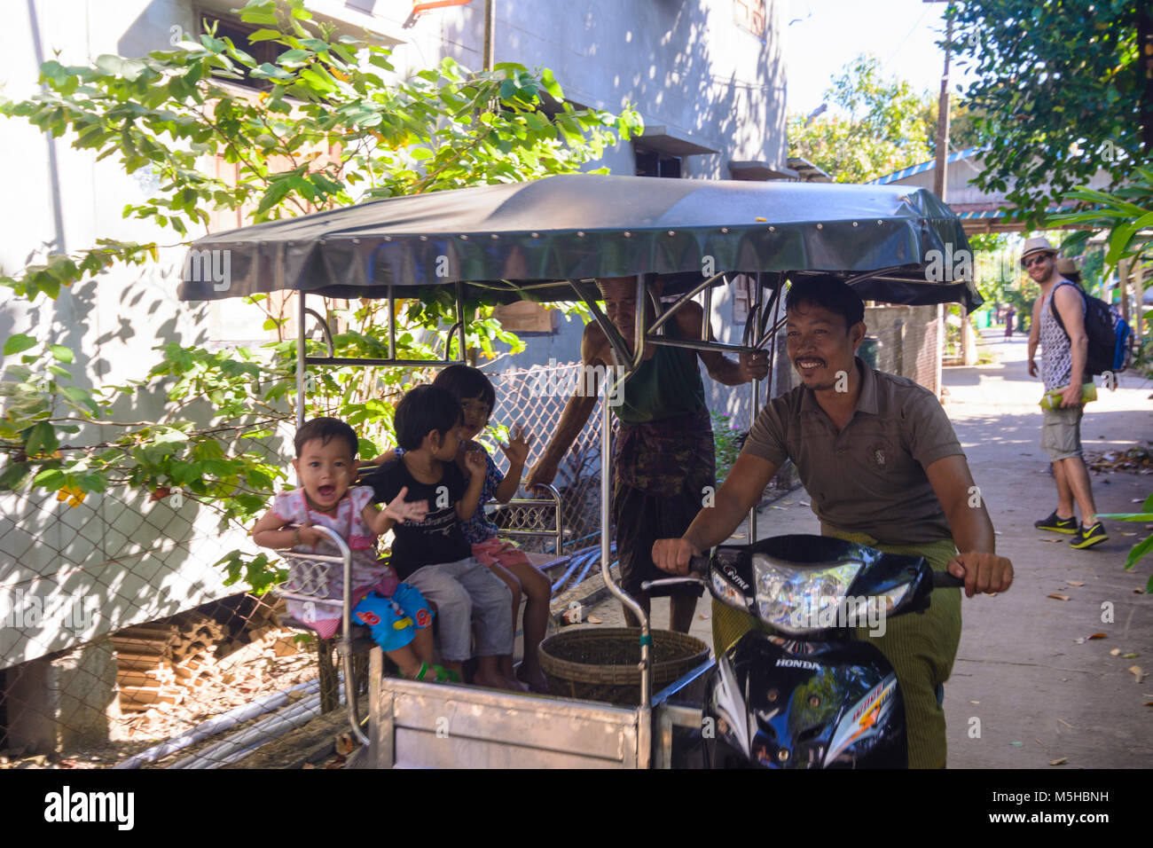 Tuk tuk thone bee taxi sidecar hi-res stock photography and images - Alamy