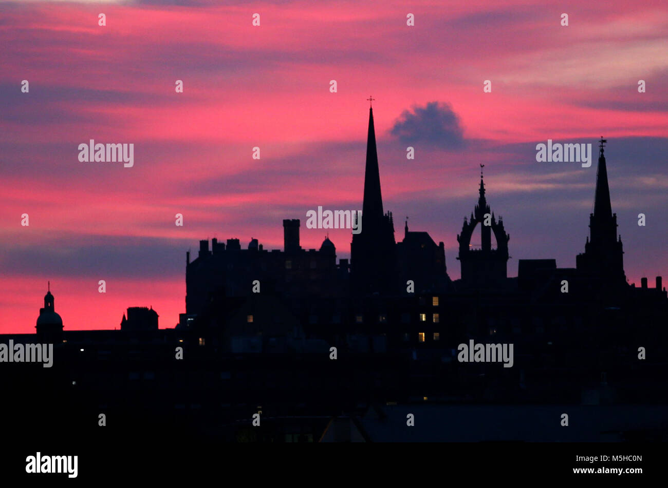 A colourful sunset over Edinburgh Castle and the city's Old Town Stock ...