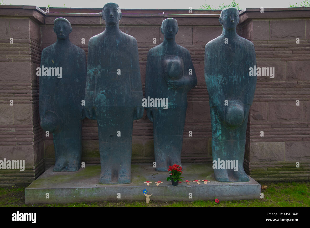 Statues of wwi soldiers hi-res stock photography and images - Alamy