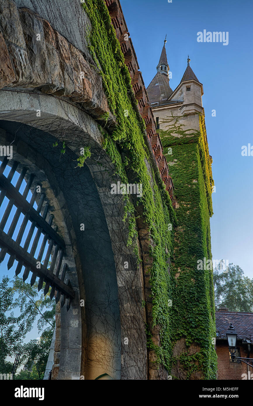 History medieval fortress gates hi-res stock photography and images - Alamy
