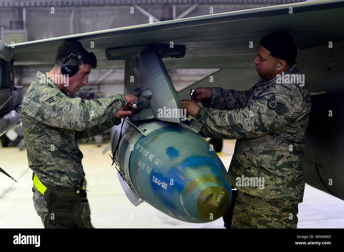 Weapon load competition hi-res stock photography and images - Alamy