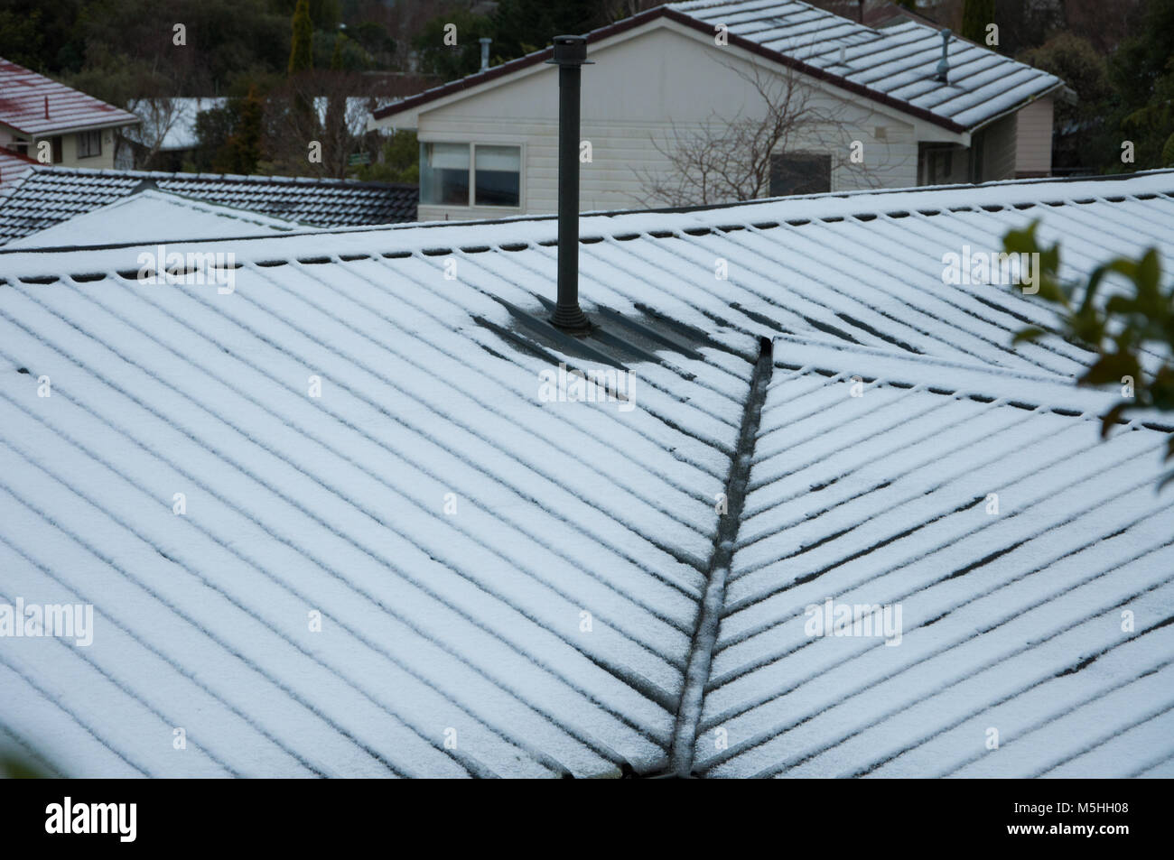 Snow covered roof tops hi-res stock photography and images - Alamy
