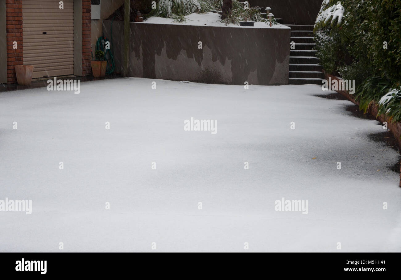 Snow covered driveway hi-res stock photography and images - Alamy