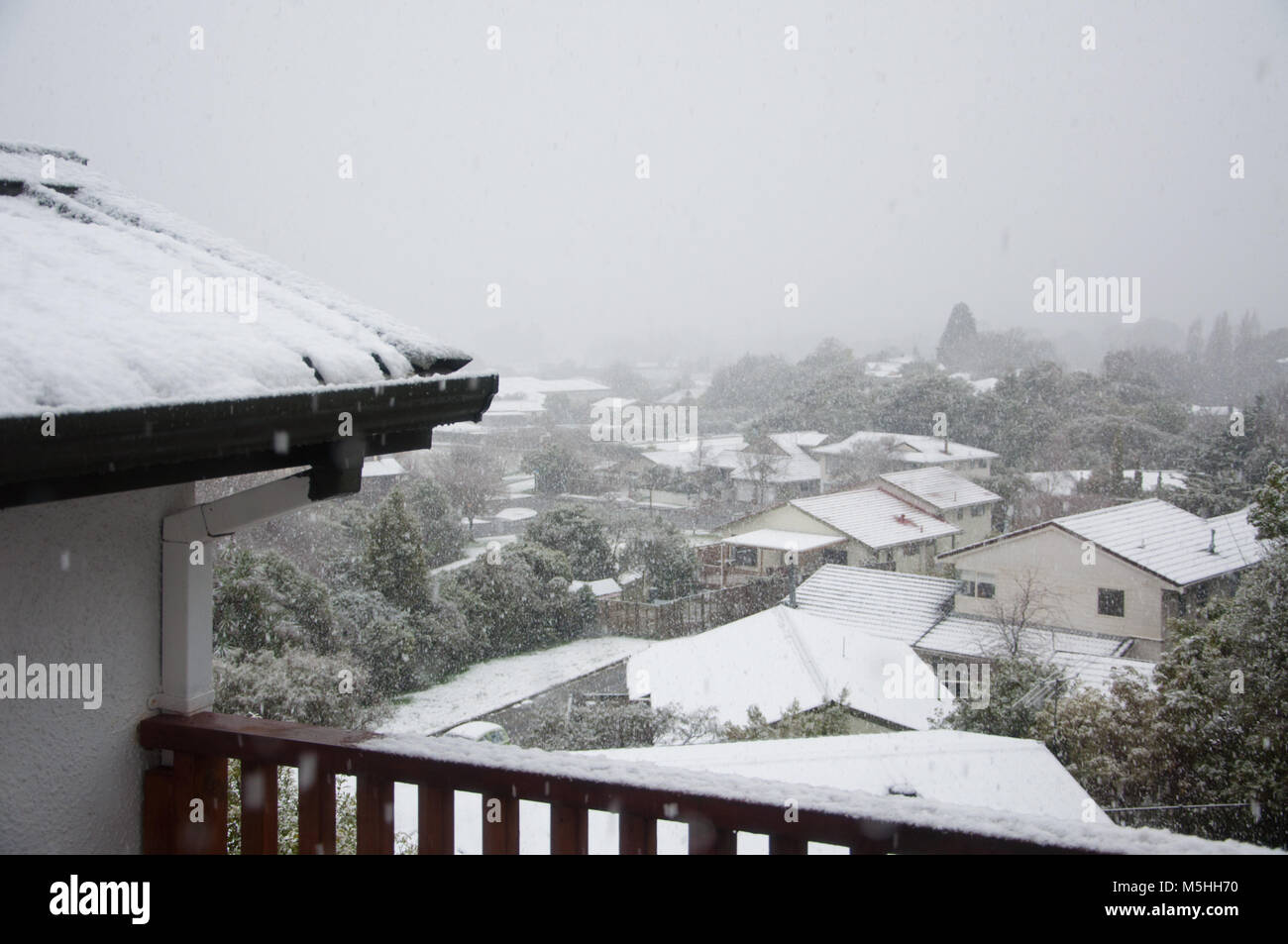Snow covered roof tops hi-res stock photography and images - Alamy