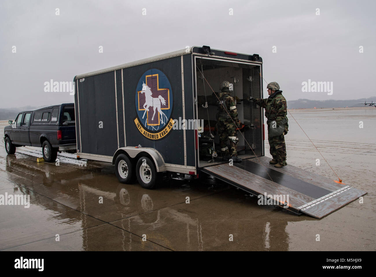 U.S. Air Force Airmen from the 167th Aeromedical Evacuation Squadron ...