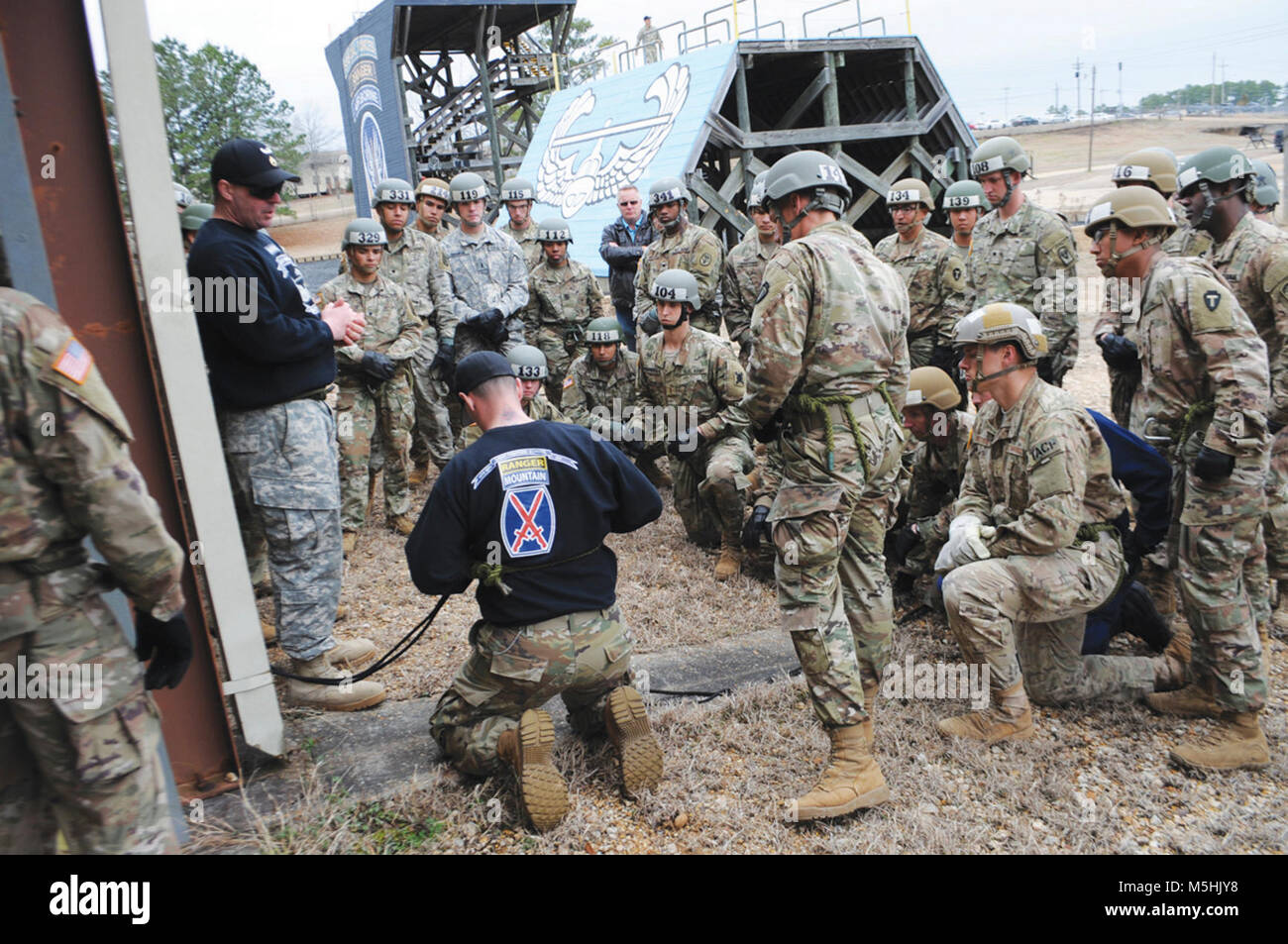 Air Assault instructors go over propper rigging techniques during the ...