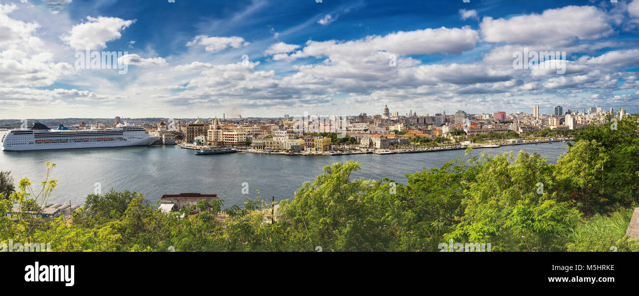 Cuban port panorama hi-res stock photography and images - Alamy