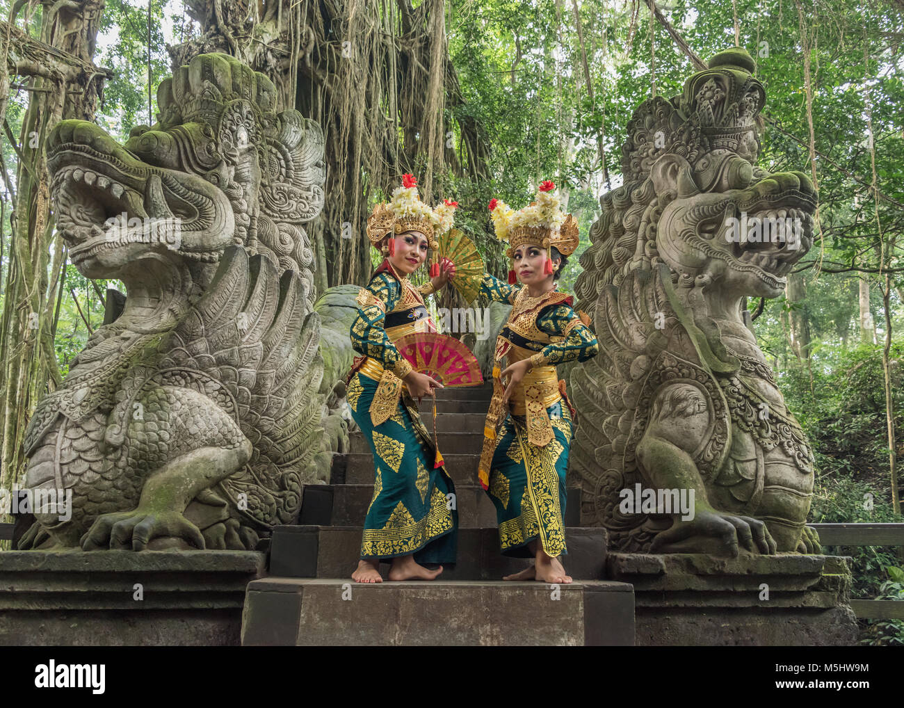 Balinese traditional dancers hi-res stock photography and images - Alamy