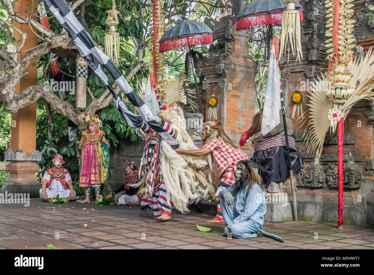 The evil witch Rangda arrives on stage, Calon Arang traditional dance ...