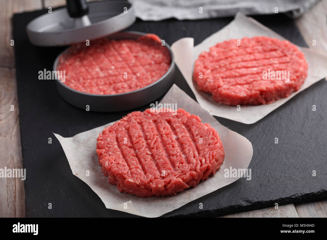 Ground beef hamburgers hi-res stock photography and images - Alamy
