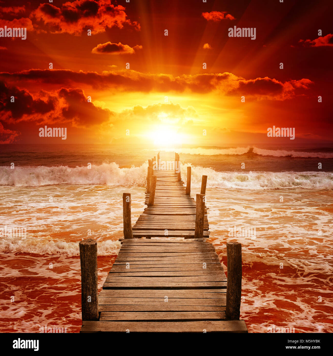 Wooden pier ocean hi-res stock photography and images - Alamy