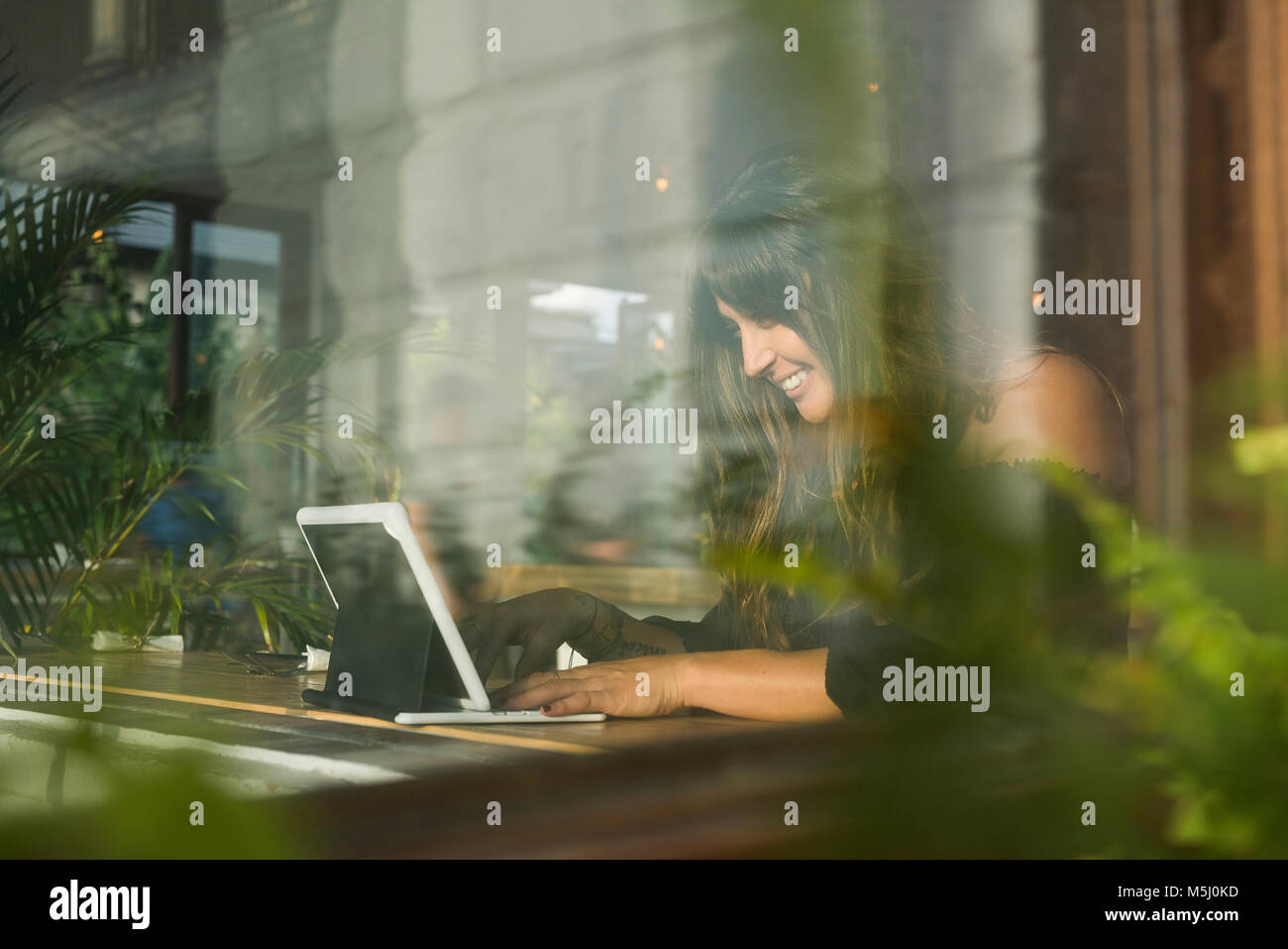 Woman behind computer hi-res stock photography and images - Alamy