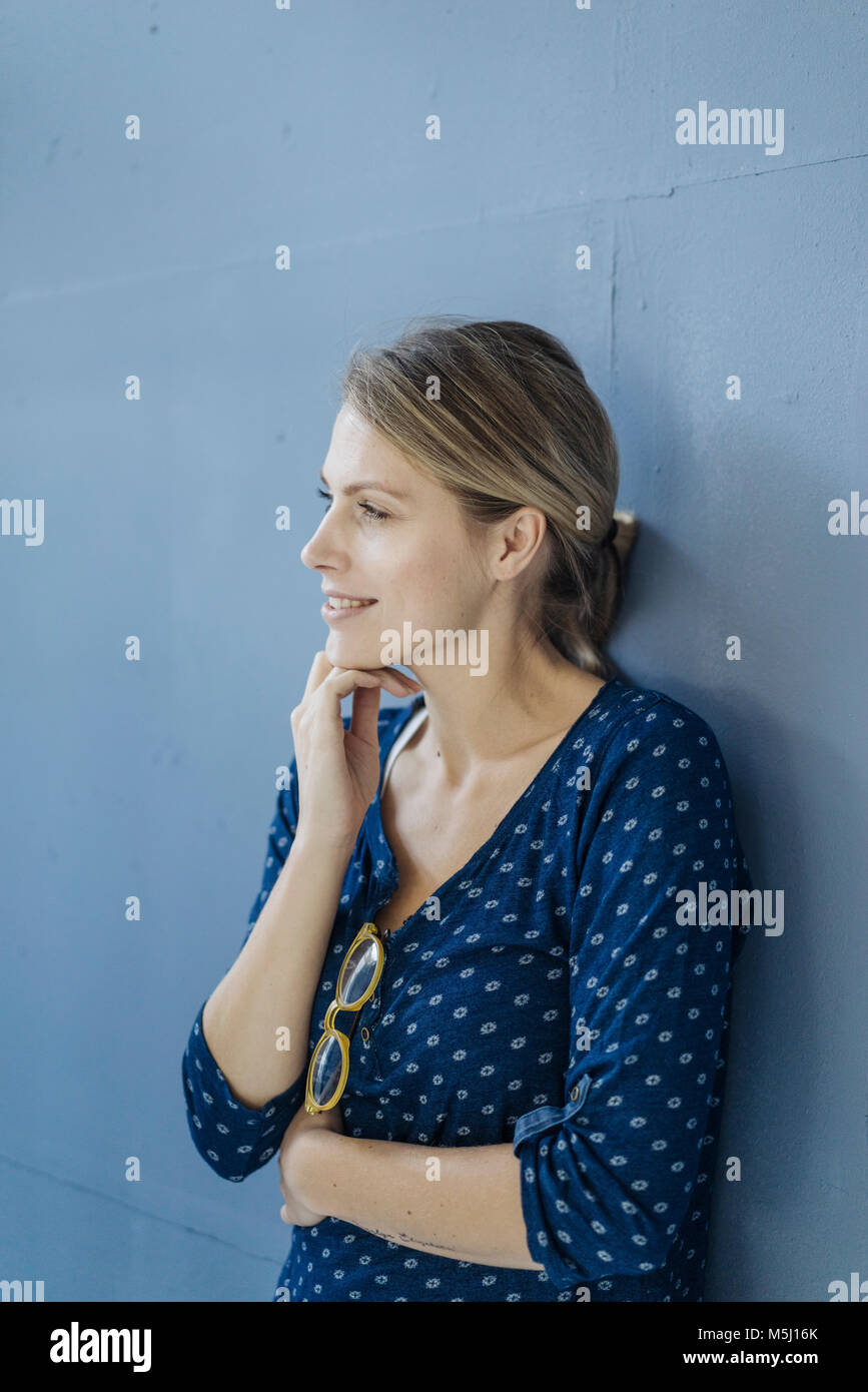 Women leaning against wall on hi-res stock photography and images - Alamy
