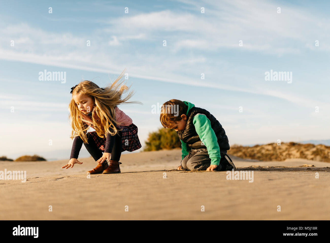 Children in sand hi-res stock photography and images - Alamy