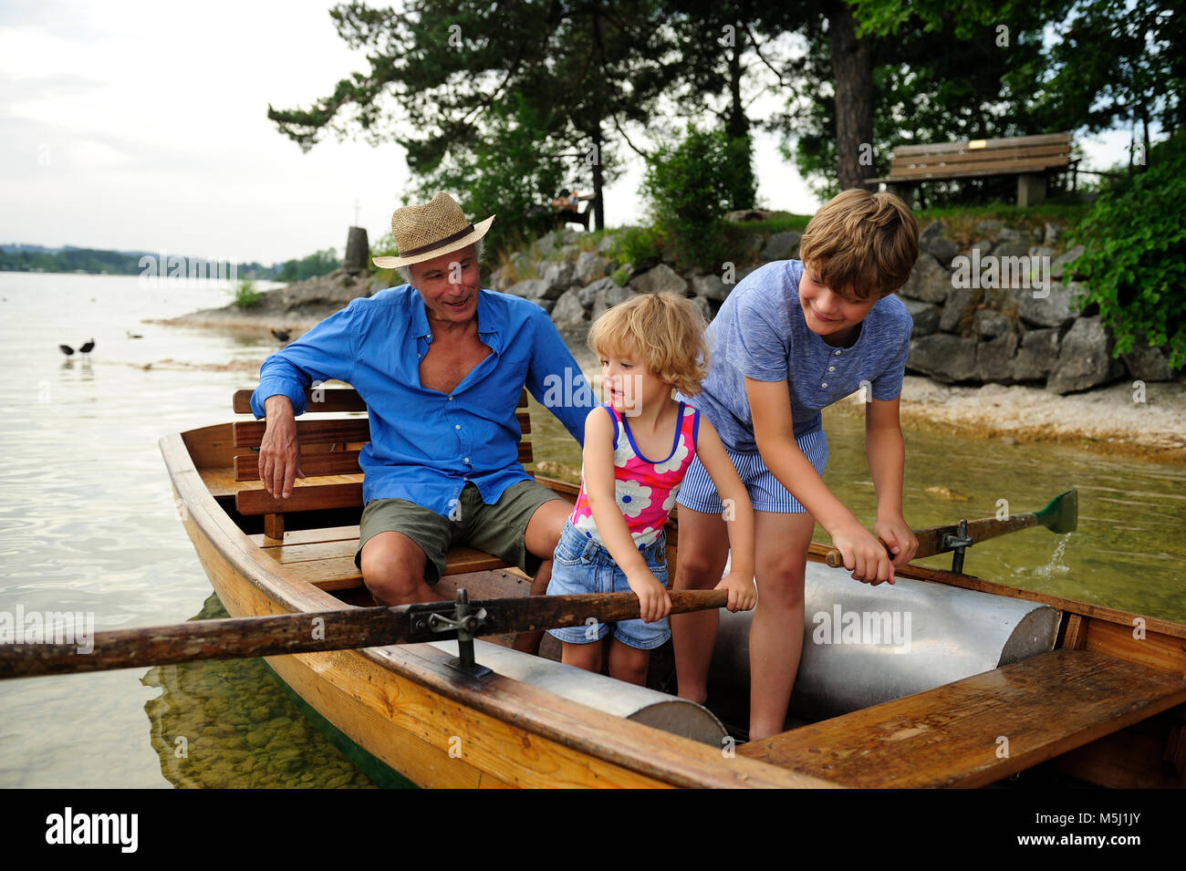 Children rowing boat hi-res stock photography and images - Alamy