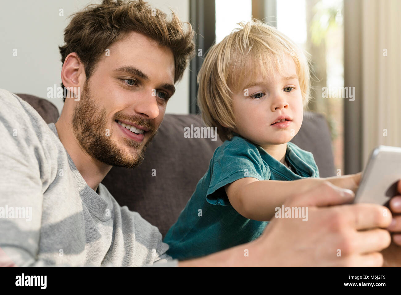 Father smartphone hi-res stock photography and images - Alamy
