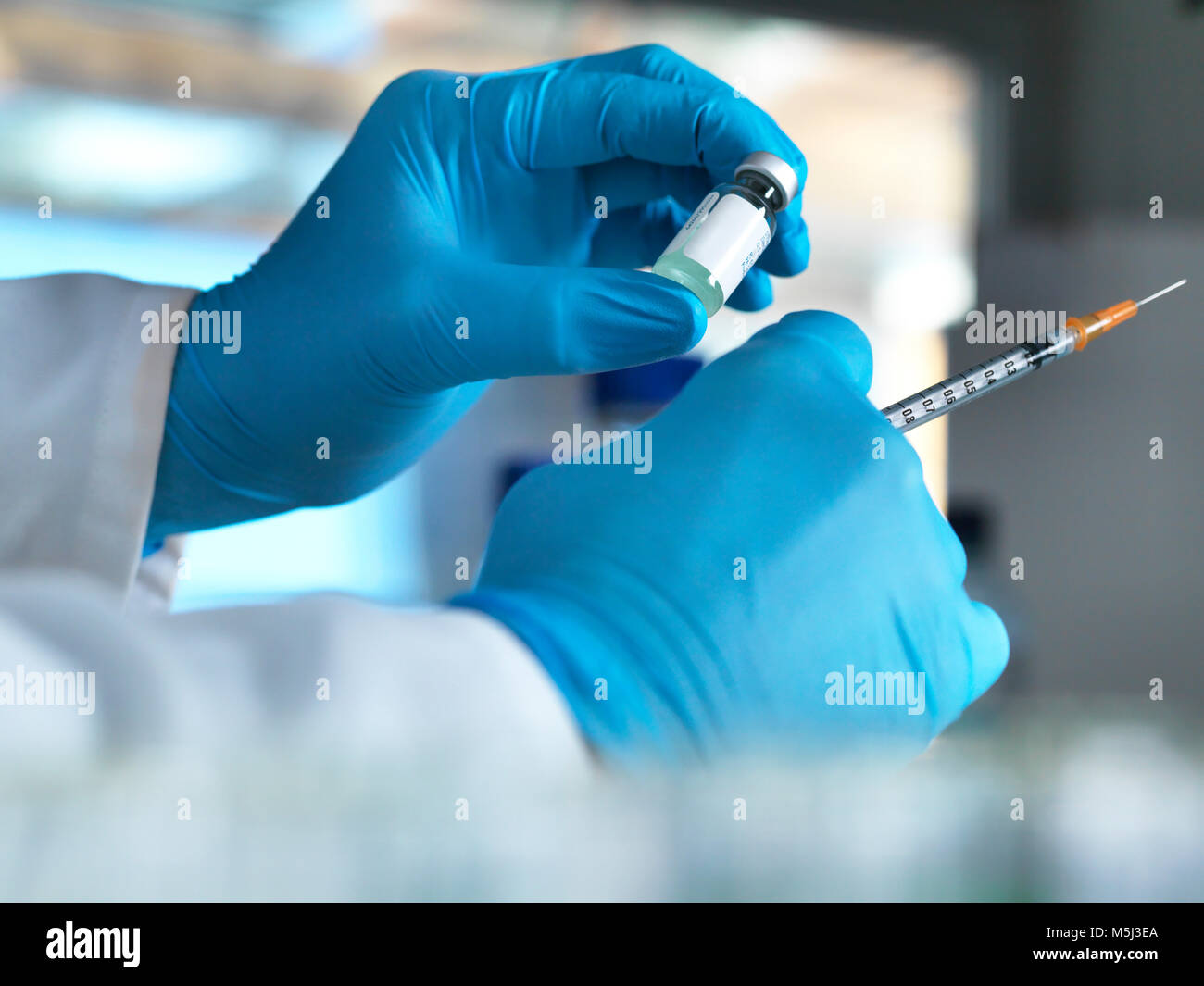 Doctor preparing a vaccine for an injection Stock Photo - Alamy