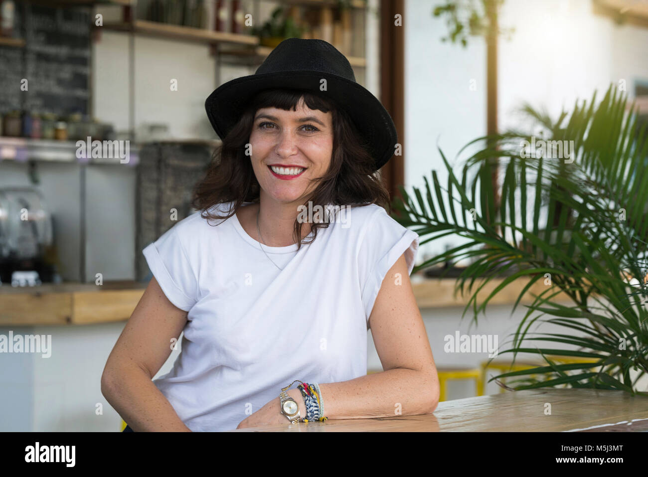 Woman behind bar counter hi-res stock photography and images - Alamy