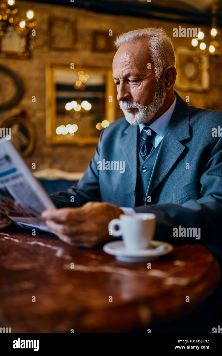 Old man reading a newspaper hi-res stock photography and images - Alamy
