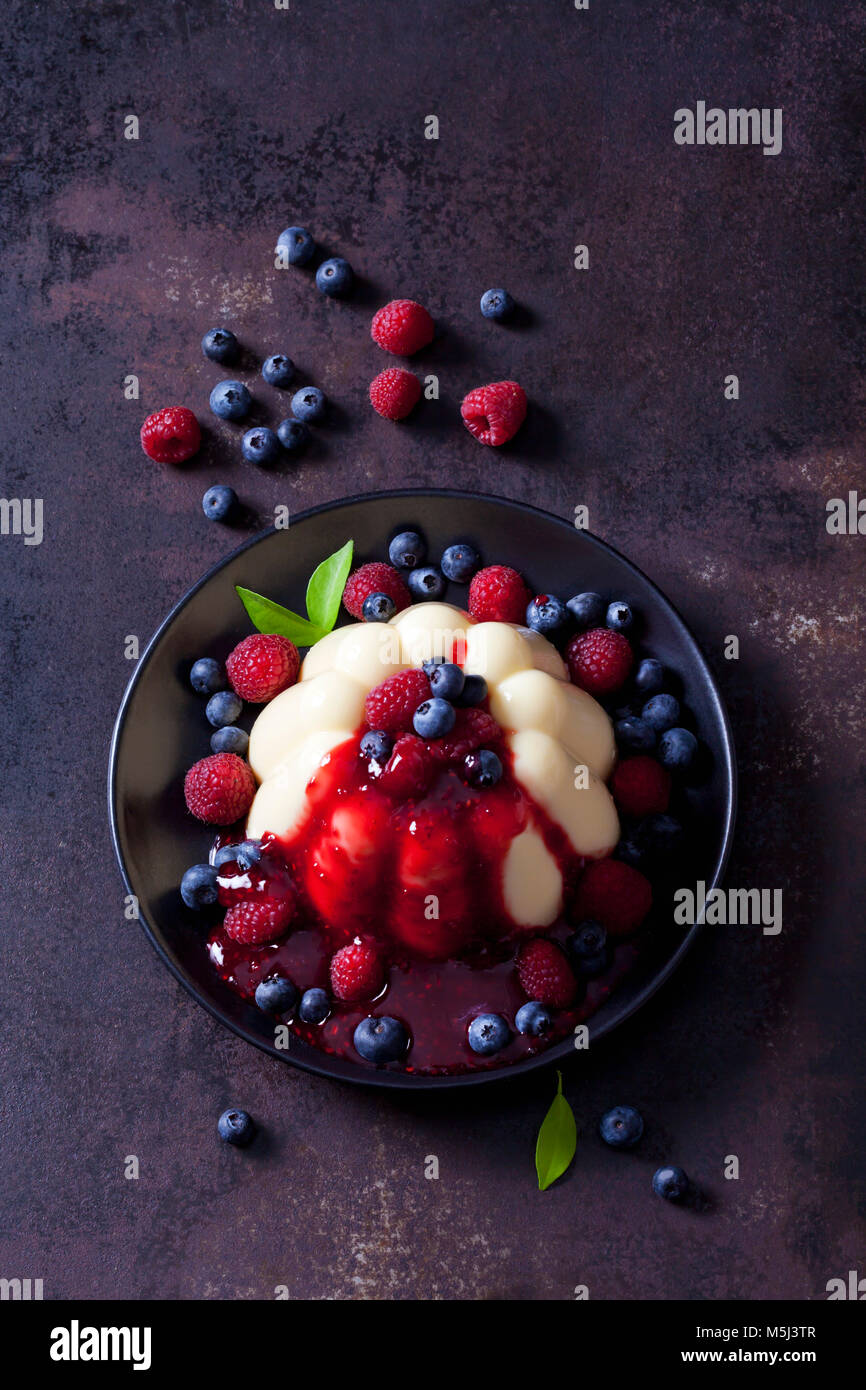 Raspberry and blueberry sauce hi-res stock photography and images - Alamy