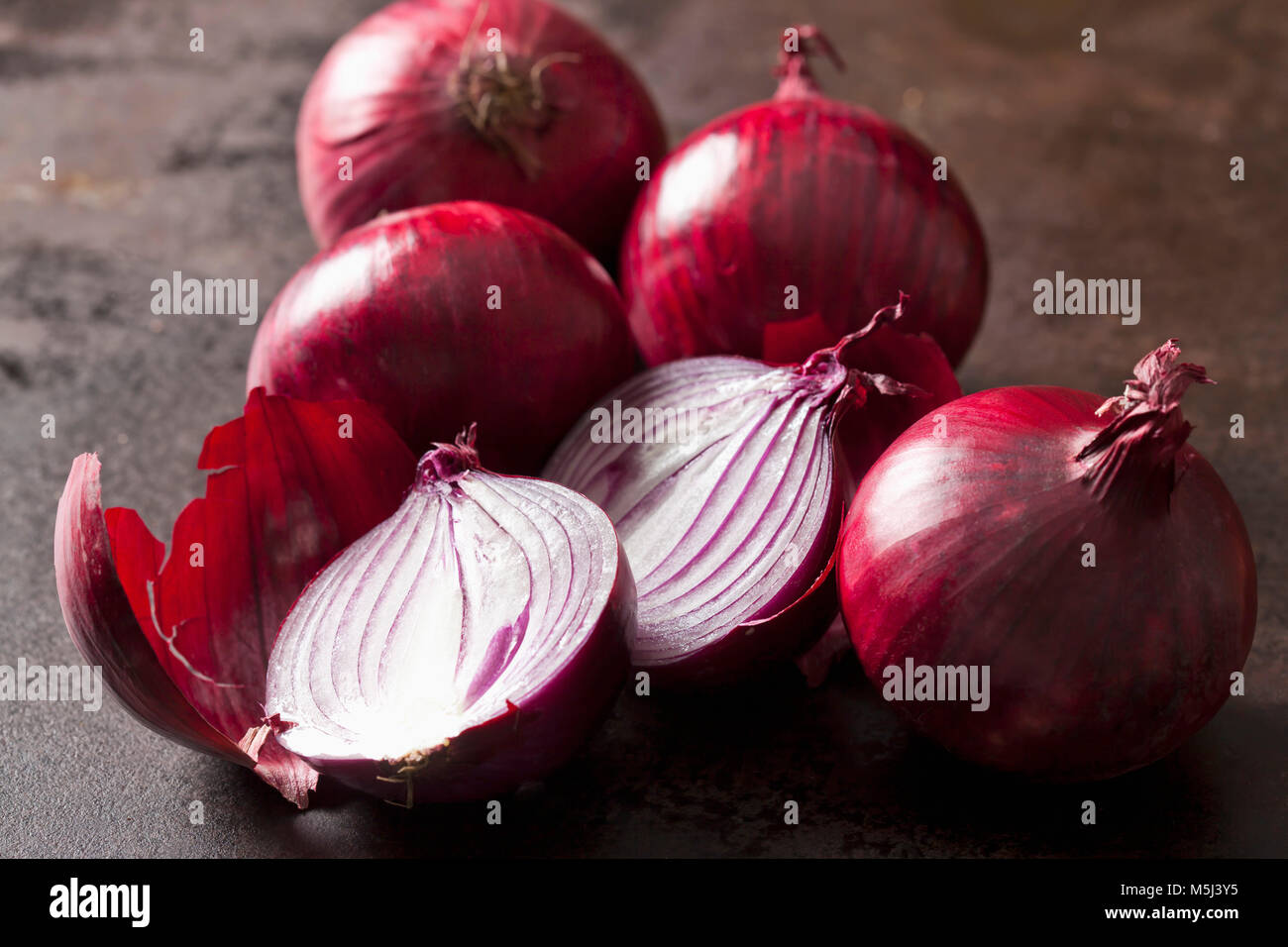 Whole and sliced red onions Stock Photo - Alamy