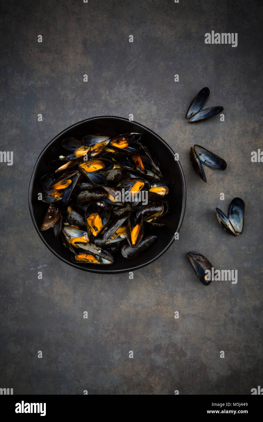 Organic blue mussels in bowl Stock Photo - Alamy