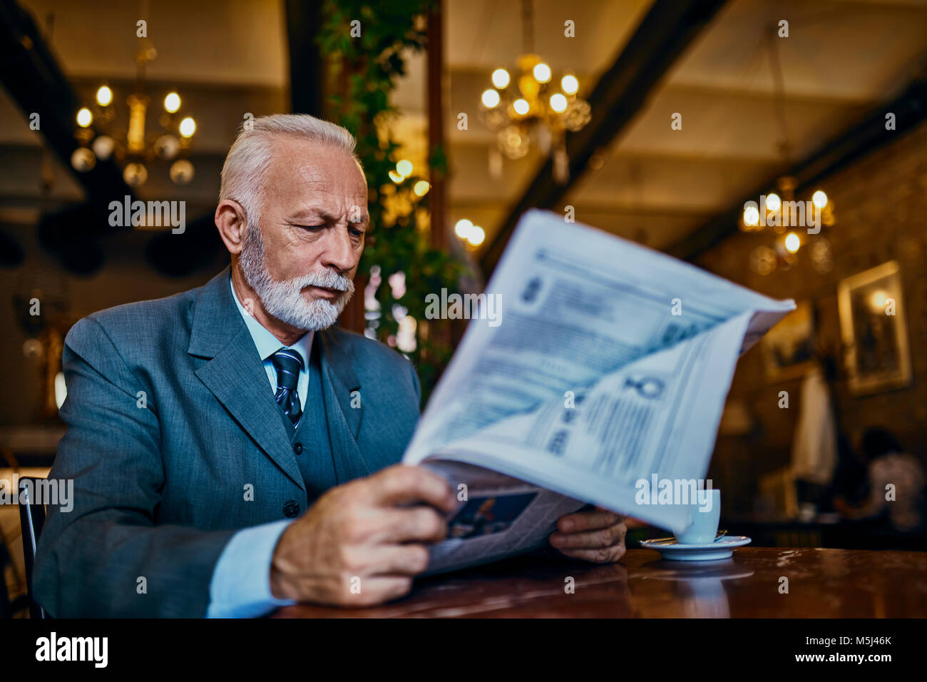 Old man reading a newspaper hi-res stock photography and images - Alamy