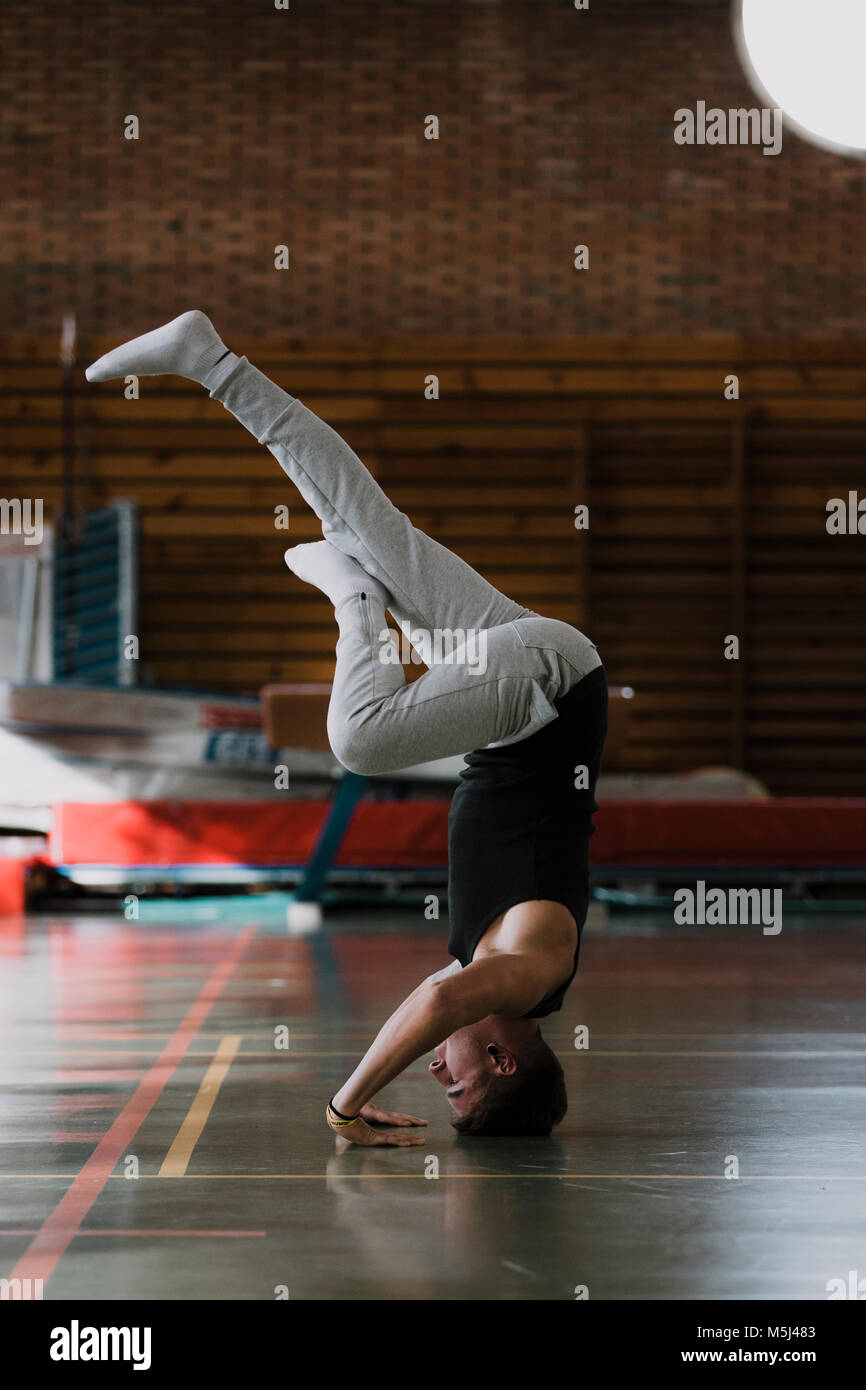 Young fit man doing sports hi-res stock photography and images - Alamy
