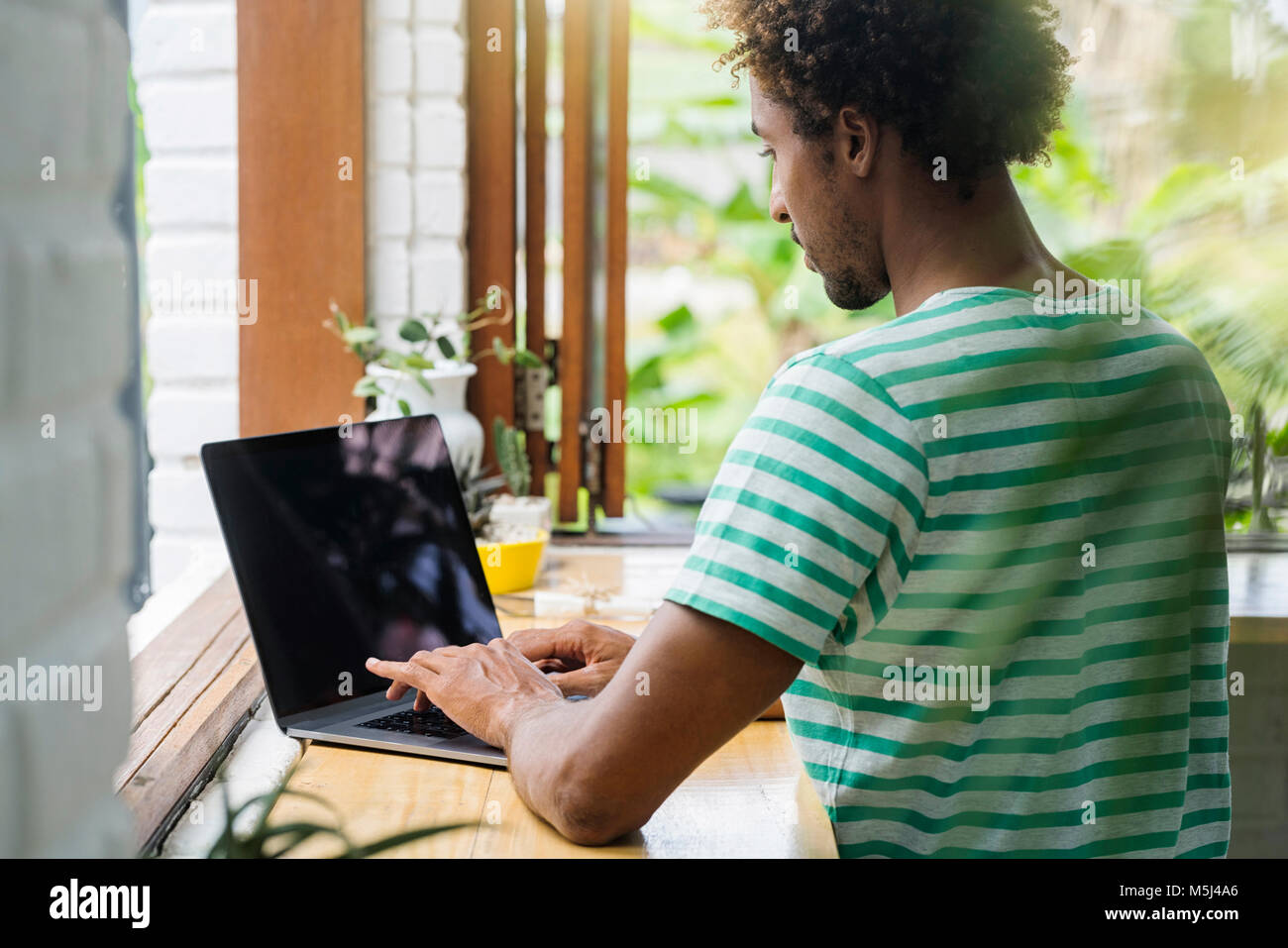 Man cafe laptop hi-res stock photography and images - Alamy