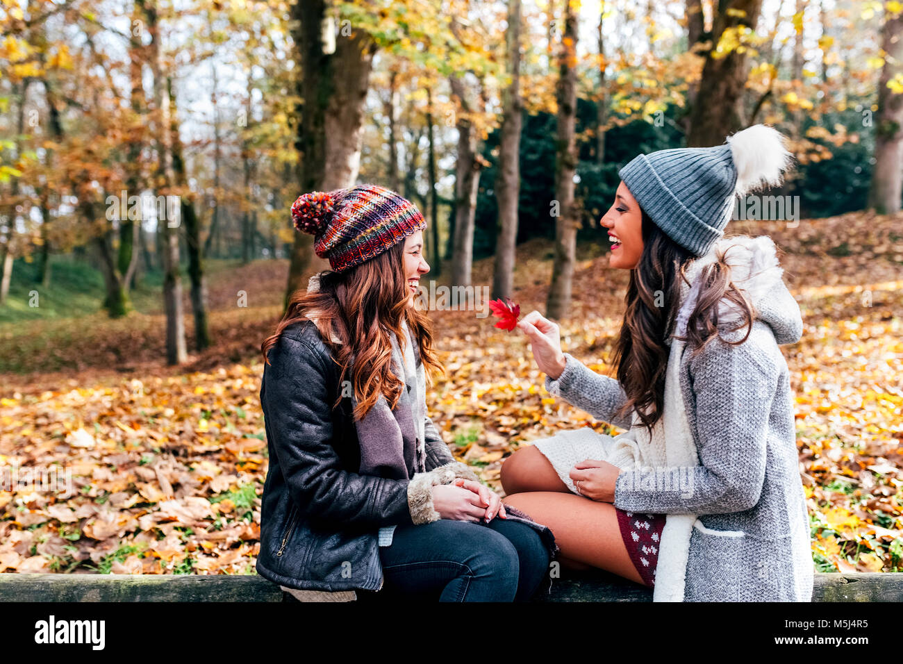 Two pretty women hi-res stock photography and images - Alamy