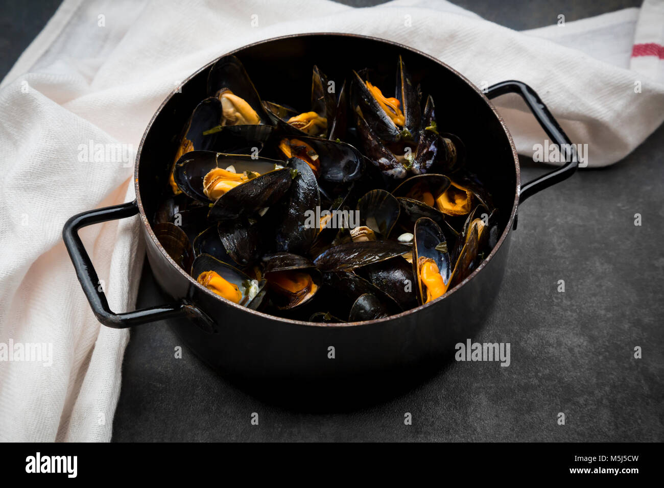 Organic blue mussels in cooking pot Stock Photo - Alamy