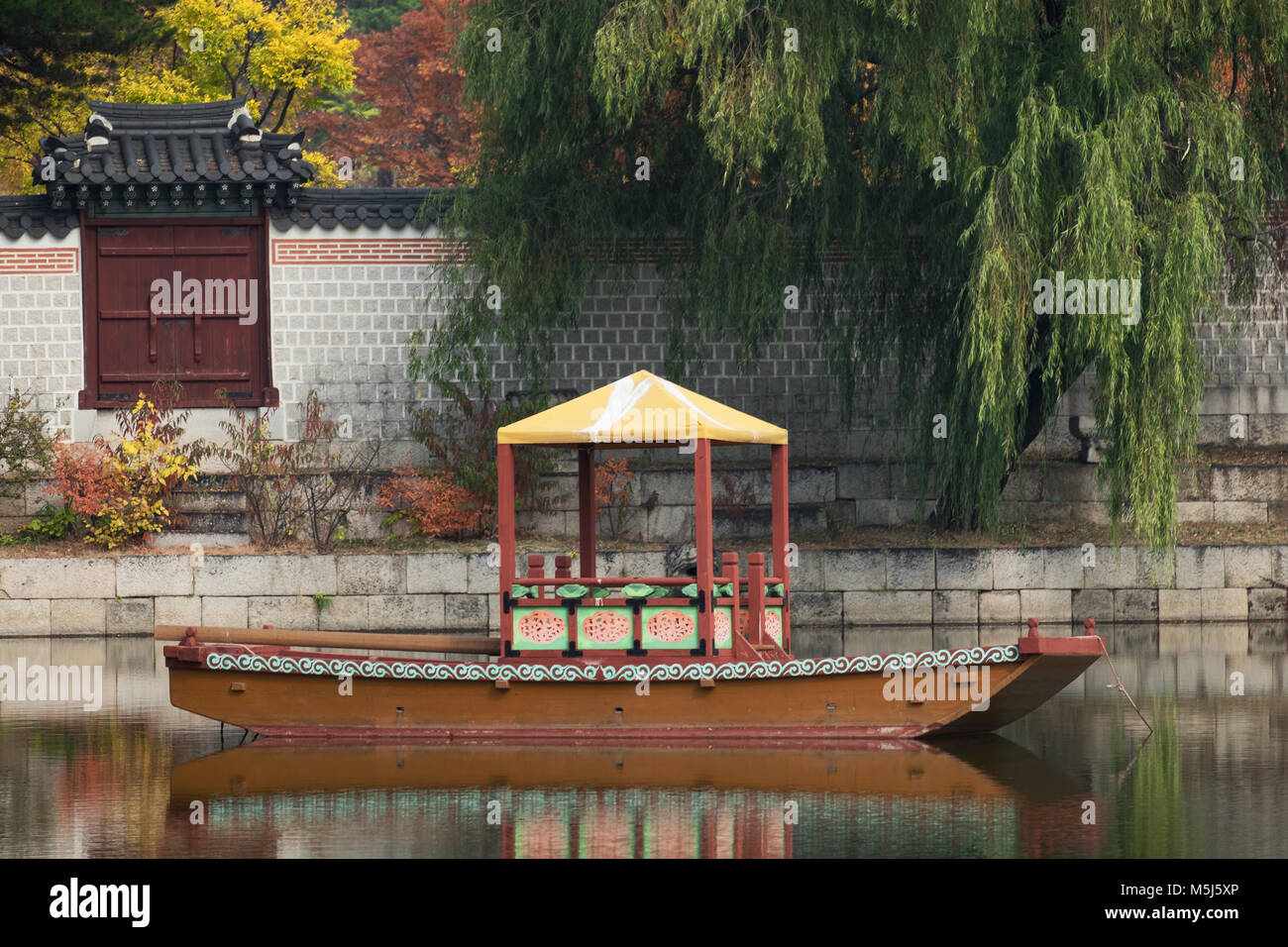 Korean palace pond hi-res stock photography and images - Alamy