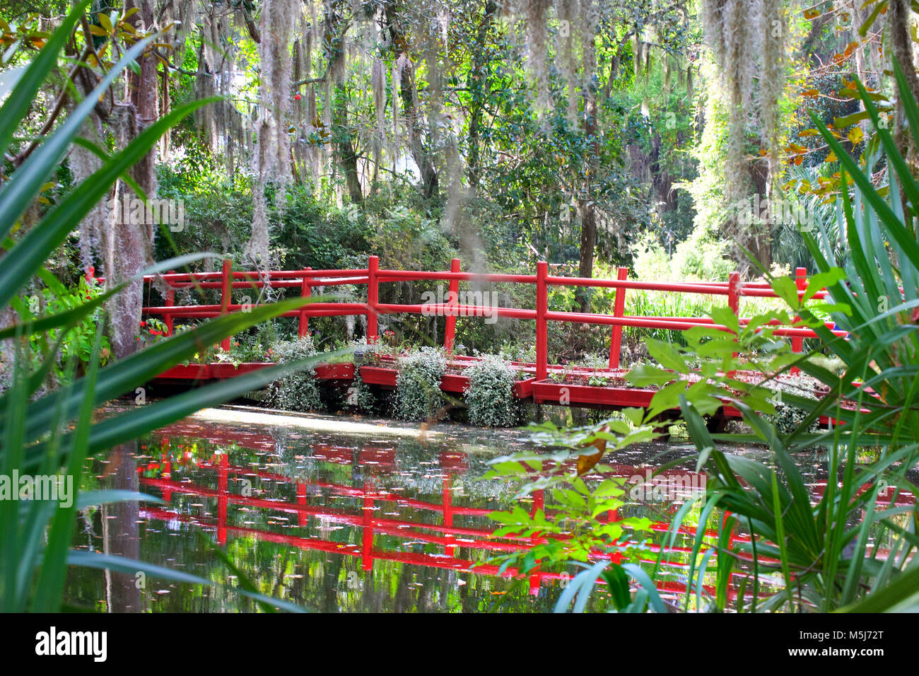 Red color bridge hi-res stock photography and images - Alamy