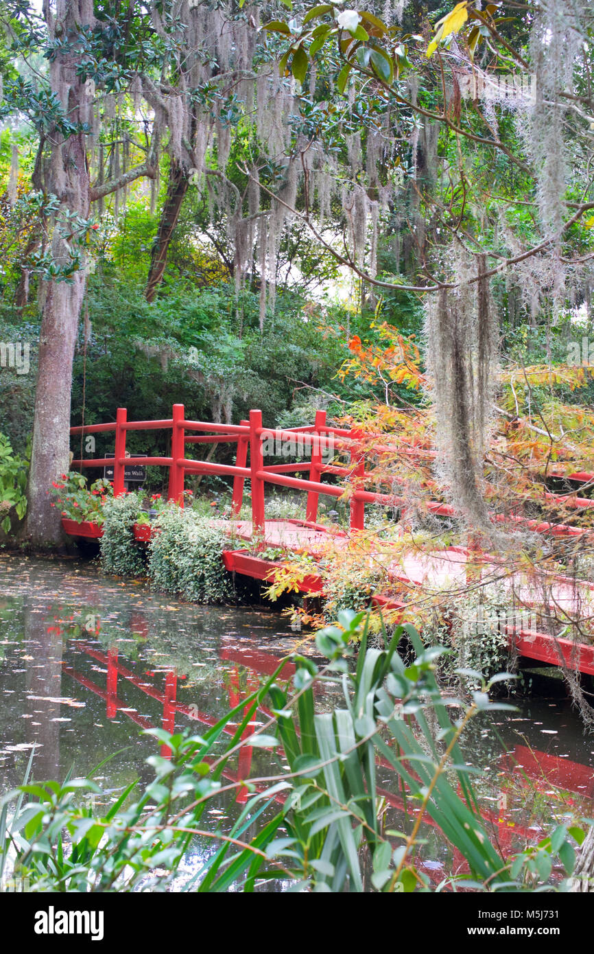 Red bridges hi-res stock photography and images - Alamy