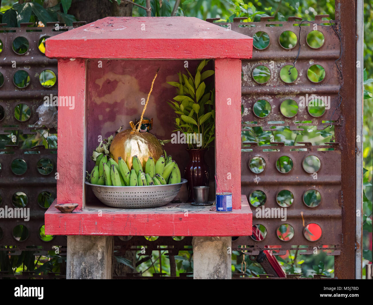 Tiny, roadside Buddhist shrine in Yangon, Myanmar Stock Photo - Alamy
