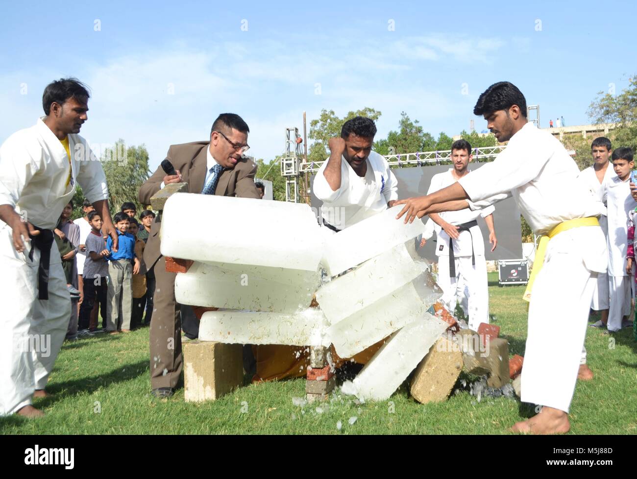 Hyderabad, Pakistan. 23rd Feb, 2018. A man break ice bricks during the ...