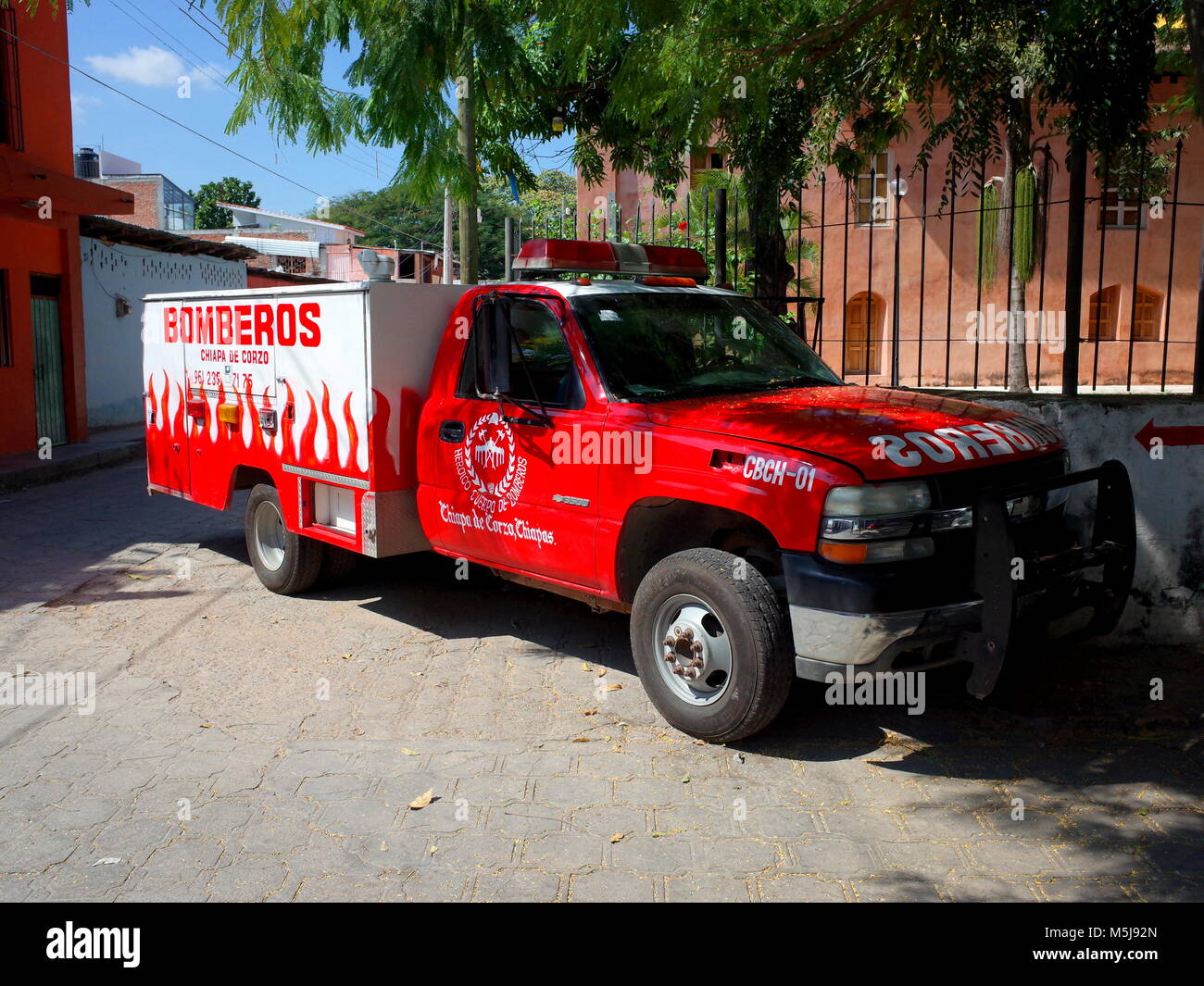 18 NOV 2017, CHIAPAS DE CORZO, MEXICO - a Mexican fire engine waits in ...