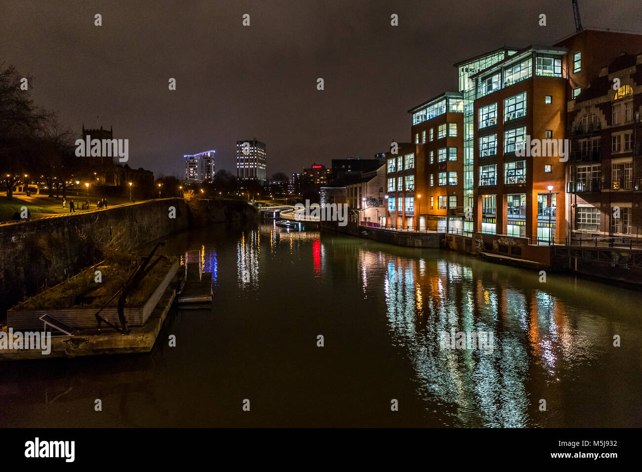 Castle Park Bridge at the Finzels Reach development at night. Bristol ...